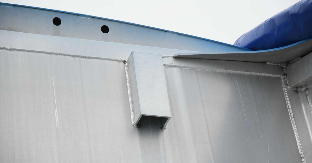 Anti-vacuum device in front bulkhead for tippers | STAS